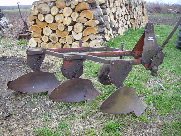 Vintage Ford 2 row bottom plow | Yesterday's Tractors Forums