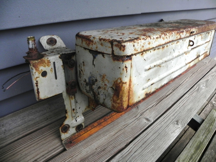 Original Accessory Fender Mounted Tool Box | Yesterday's Tractors Forums