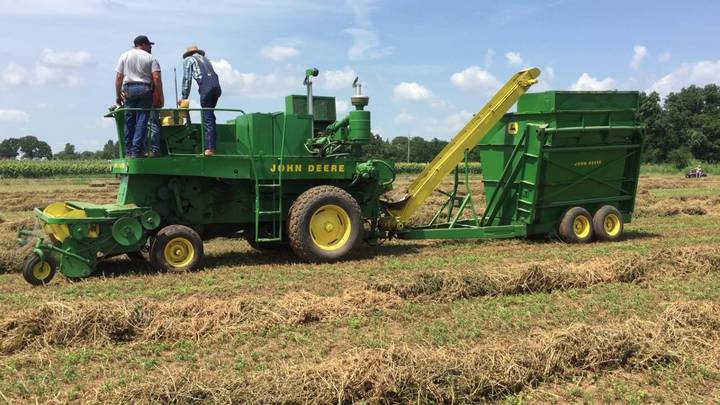 John Deere 425 hay cuber | Yesterday's Tractors Forums
