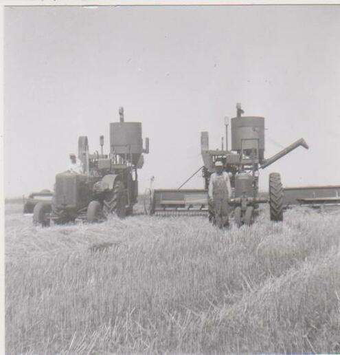 Pull type combine pictures | Yesterday's Tractors Forums